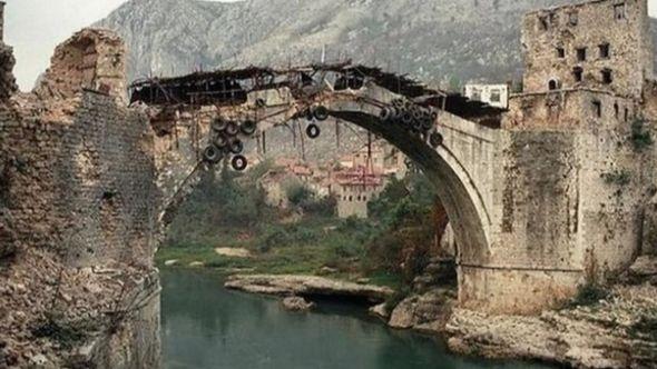 Prije 32 godine granatama HVO-a srušen Stari most u Mostaru