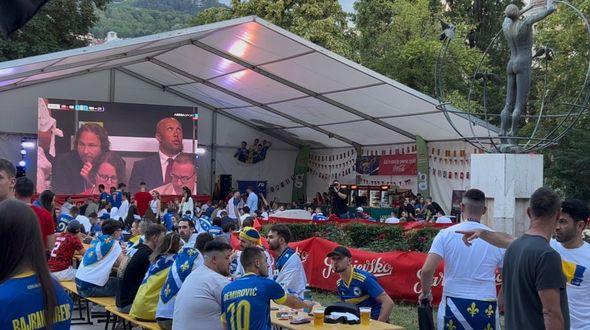 Video / Studenti i prolaznici u plavo-žutom transu pred utakmicu sa ...
