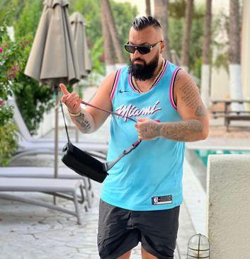 Buba Corelli na more poveo dvije djevojke s kojima je u vezi