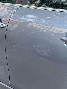 Incident na Ilidži: Muškarac kamenjem razbio staklo na butiku te autu ...