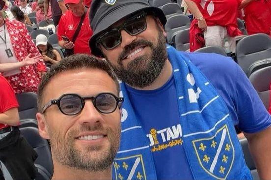 Haris Seferović s tribina prati duel Švicarske i BiH u društvu Harisa ...