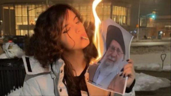 Ko je Iranka s cigaretom i fotografijom ajatolaha koja je postala ...