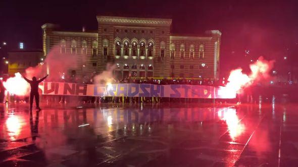 Manijaci ispred Vijećnice pozvali na derbi: Svi na gradski stadion!