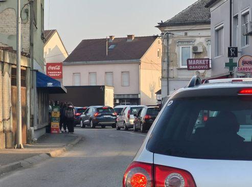 Veliki broj policije na graničnom prijelazu Gradiška uoči današnje ...