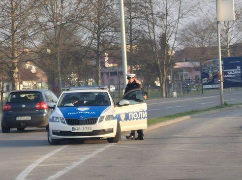 Veliki broj policije na graničnom prijelazu Gradiška uoči današnje ...