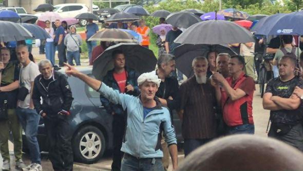 Video / Director of Nova Željezara Ahmed Hamzić waited for workers to ...