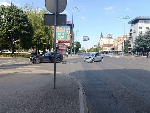 Saobraćajna nesreća na Socijalnom: Sudarili se Mercedes i Golf