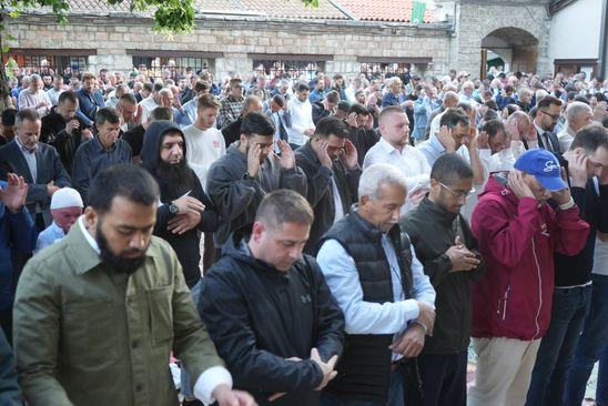 Bajram-namaz klanjan u Gazi Husrev-begovoj džamiji u Sarajevu