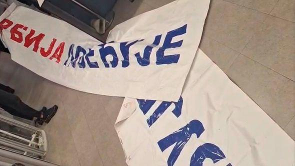S čarter leta Beograd–Tivat vraćeno 87 muškaraca iz Srbije: Nosili ...