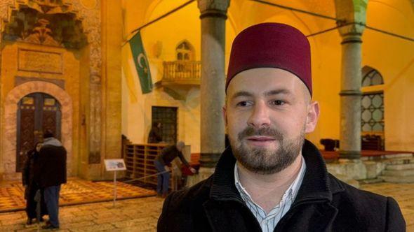 Asim Zukić, mujezin Begove džamije za "Avaz": Učimo ezan sa munare za ...