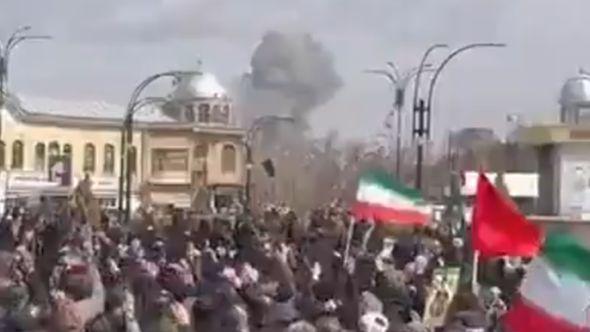 Video / Iran: Masa skandira "Allahu ekber", dok se u pozadini čuju ...