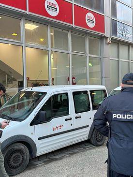 Incident na Ilidži: Muškarac kamenjem razbio staklo na butiku te autu ...