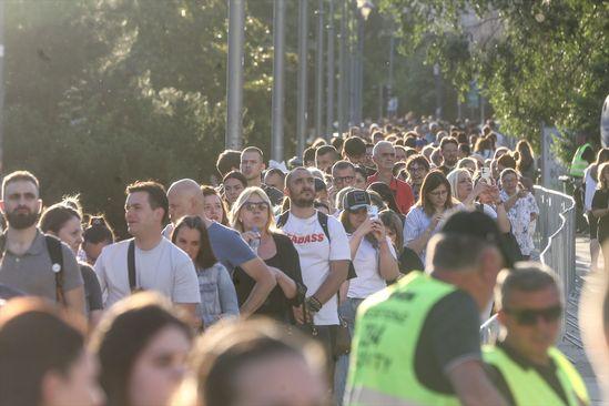 Srbija: Hiljade ispred Hrama Svetog Save u Beogradu čekaju na posjetu ...