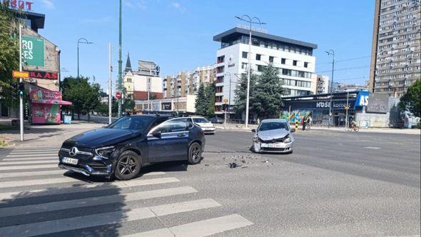 Saobraćajna nesreća na Socijalnom: Sudarili se Mercedes i Golf