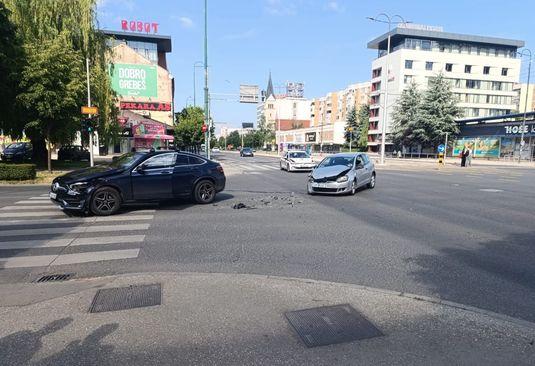 Saobraćajna nesreća na Socijalnom: Sudarili se Mercedes i Golf