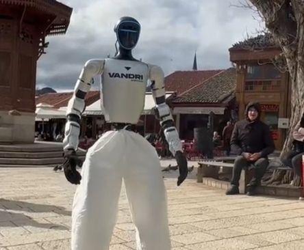 Robot Roby stigao i u Sarajevo: Hvalio ćevape i plesao uz stihove ...