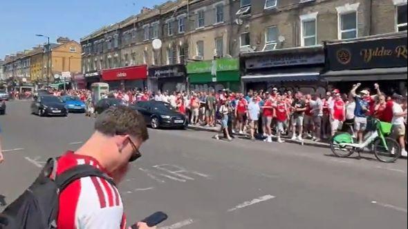 Video / Ludilo u Engleskoj: Navijači Arsenala navijaju za Everton ...