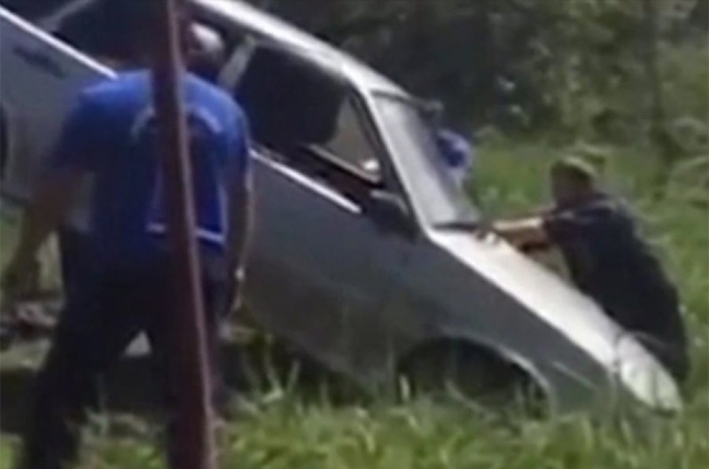 UTOPILA SE U ŽARU STRASTI Vodili ljubav u autu na obali rijeke, ali ...