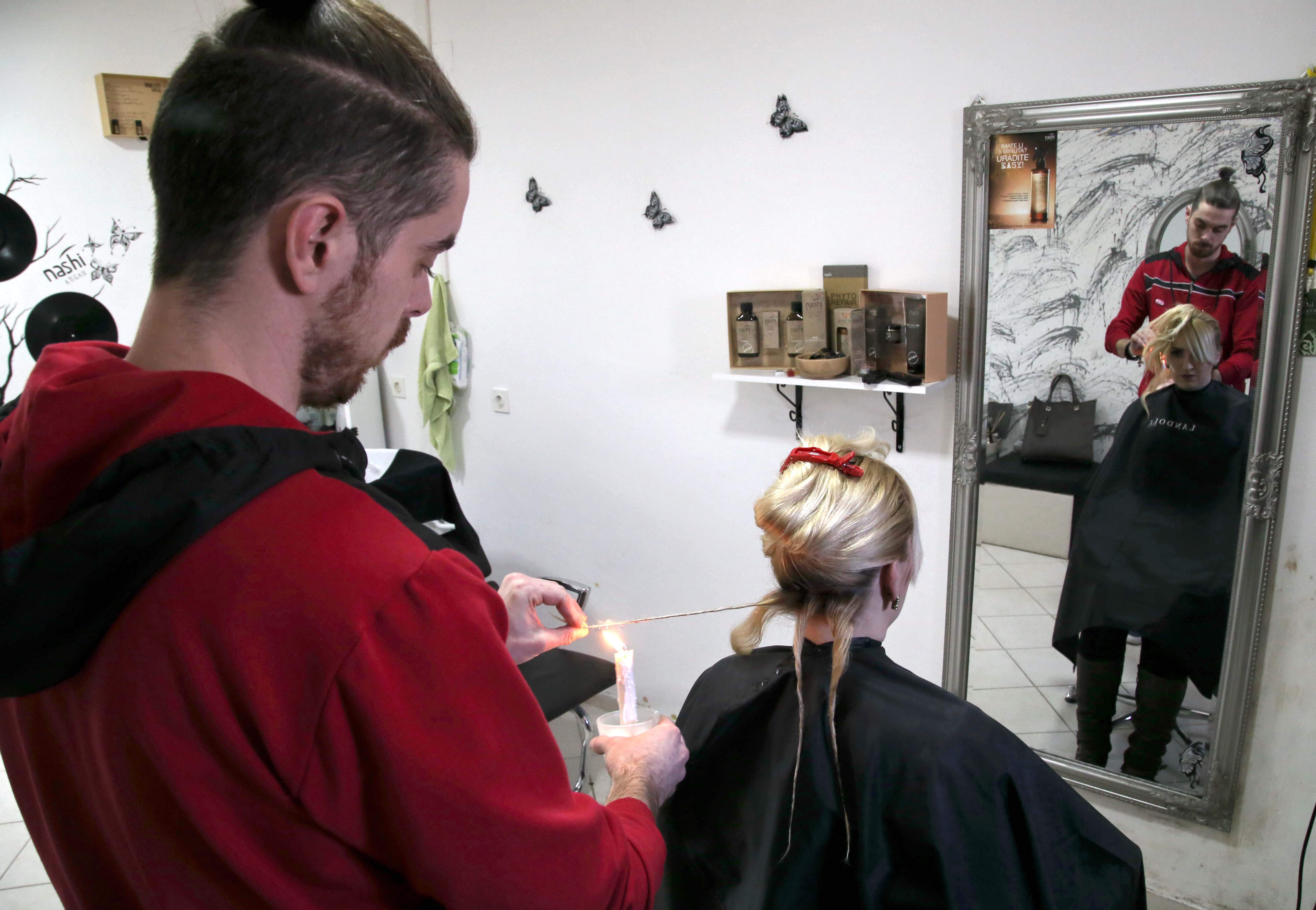 FRIZERSKI SALON "NIĐE VEZE" Frizer vatrogasac koji mušterije šiša vatrom