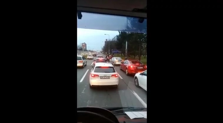 U Zagrebu se potukle dvije žene, napravile haos u saobraćaju U Zagrebu se potukle dvije žene, napravile haos u saobraćaju