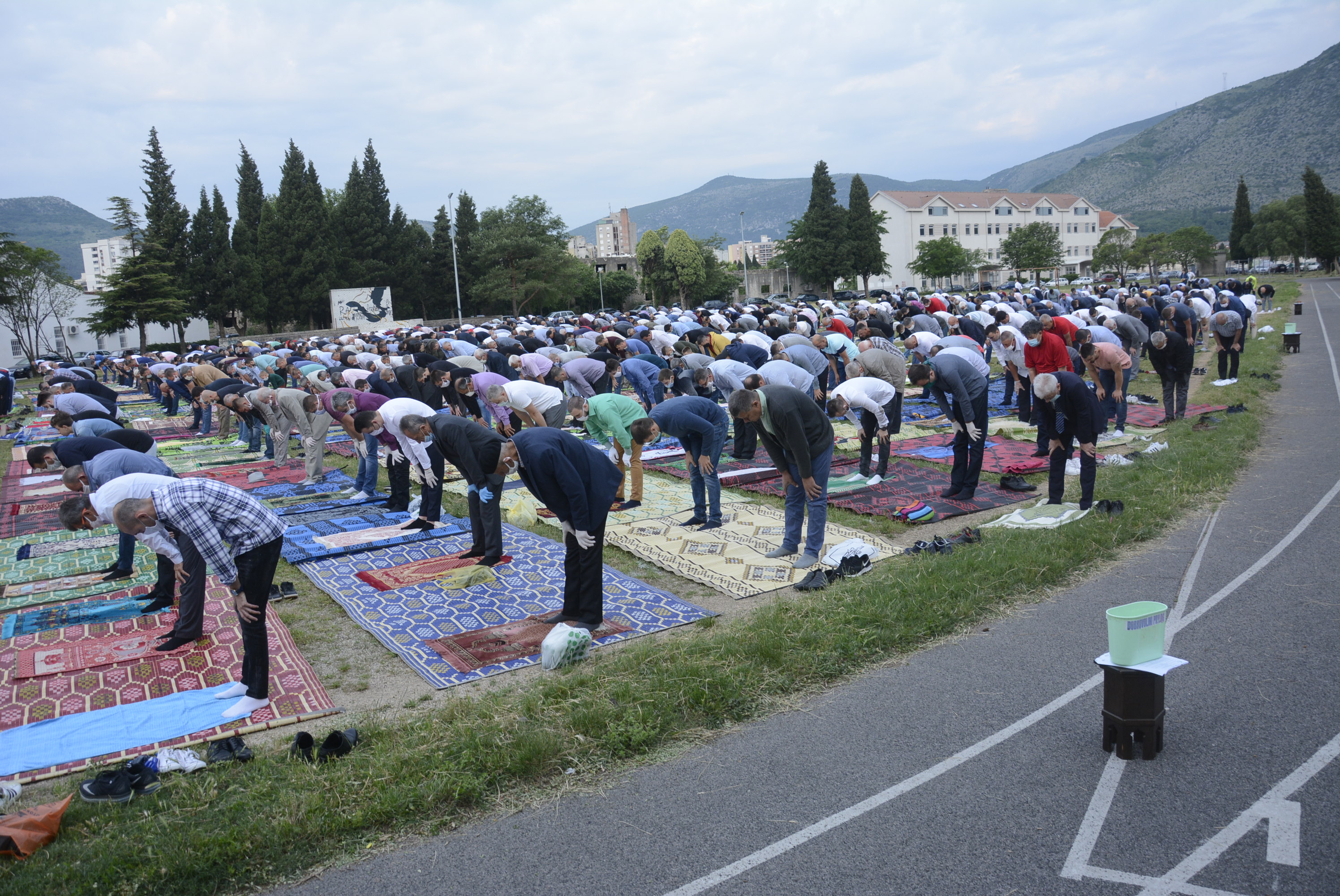Veliki broj vjernika klanjao bajram-namaz na stadionu "Midhat Hujdur ...