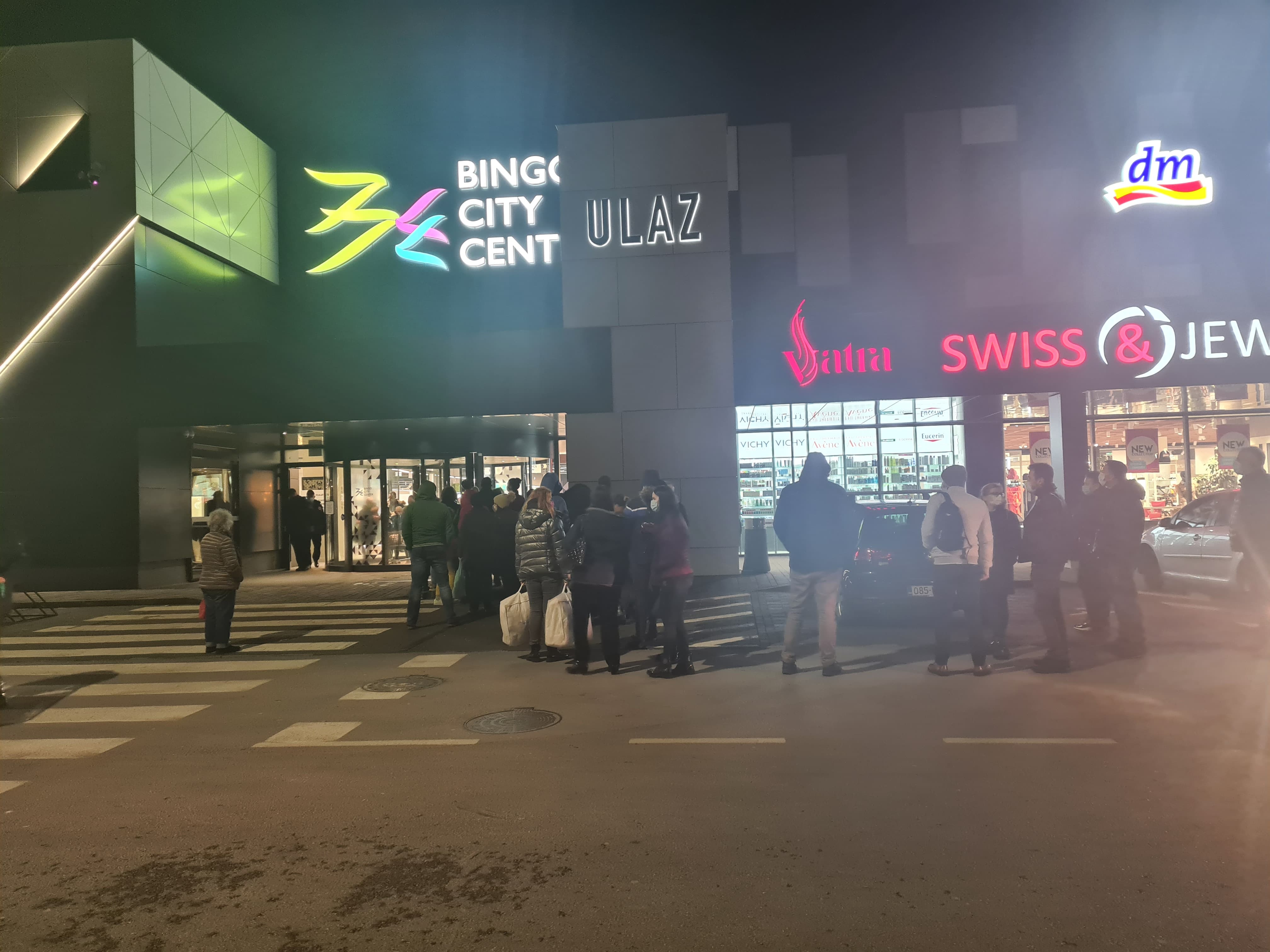 Građani negoduju u Sarajevu: Kupci u tržni centar ulaze jedno po jedno