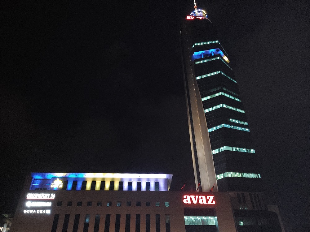 "Avaz Twist Tower" u bojama zastave BiH: Domovino, sretan ti Dan ...