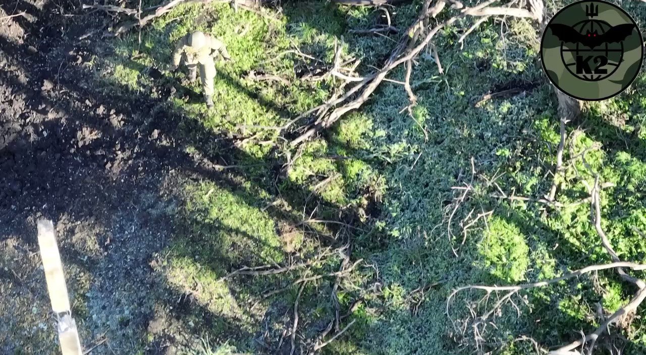 Objavljen snimak predaje ruskog vojnika: Dron ga vodi do položaja ... Objavljen snimak predaje ruskog vojnika: Dron ga vodi do položaja ...